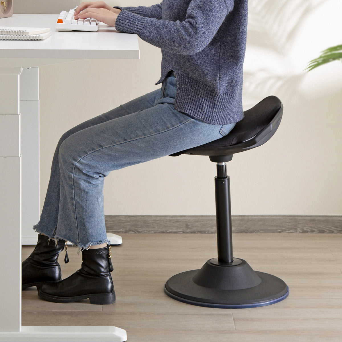 Desky Sit Stand Pro Active Stool | Desky Canada
